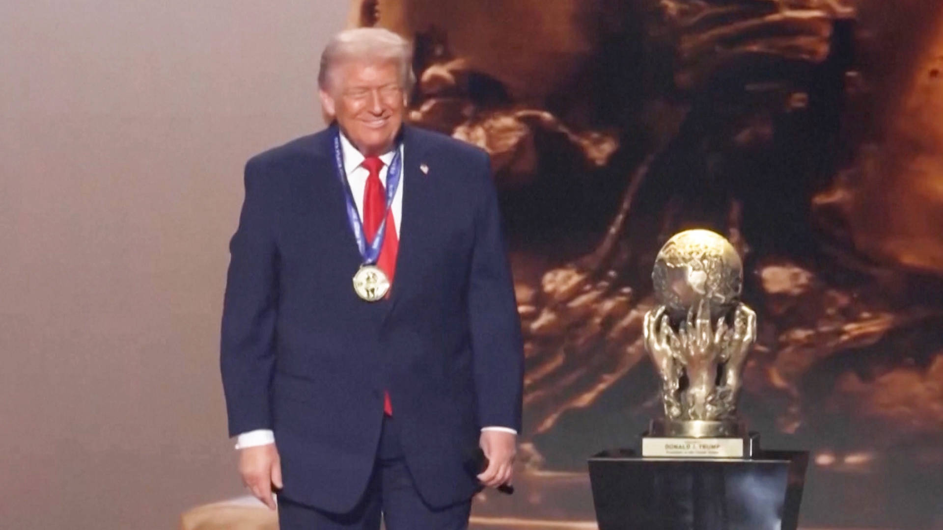 La FIFA otorga su primer “Premio de la Paz” al presidente Trump ...