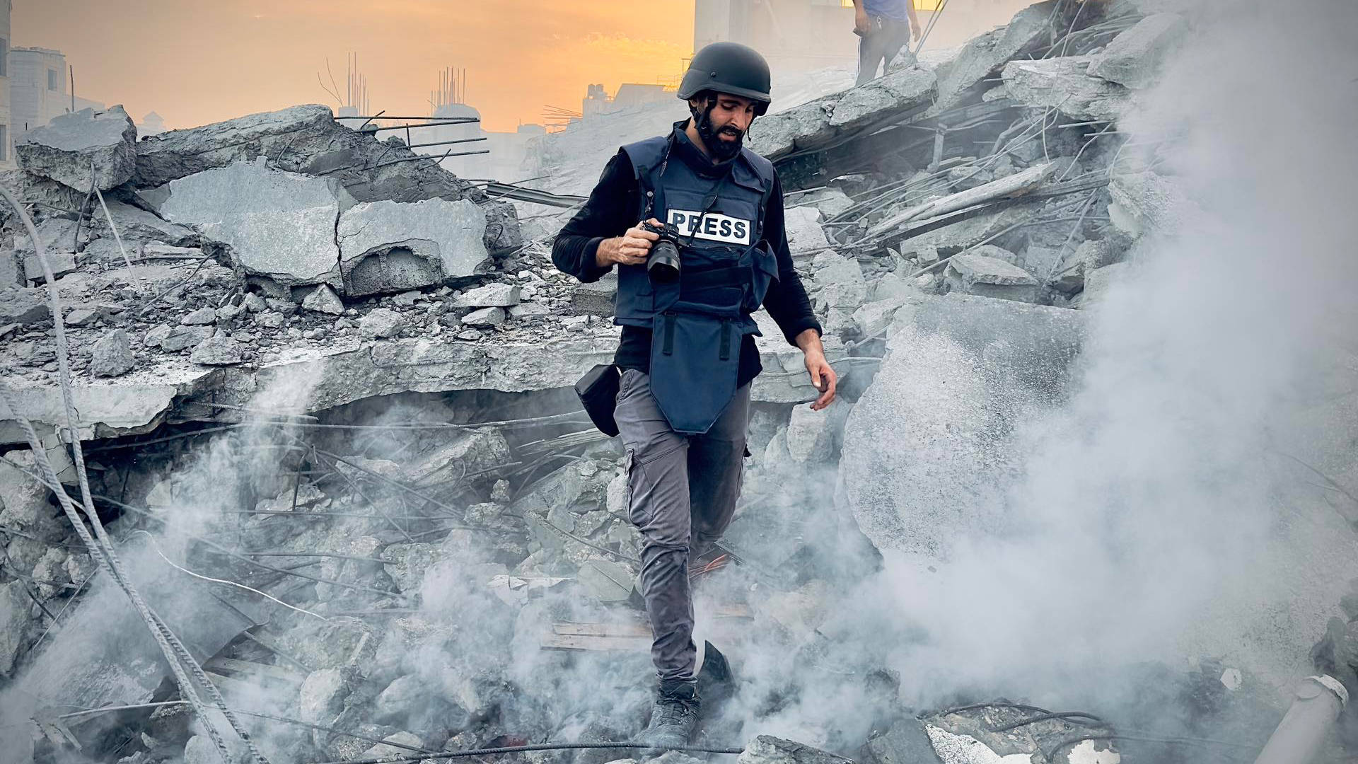 Motaz Azaiza, Acclaimed Journalist from Gaza, on Photographing War ...